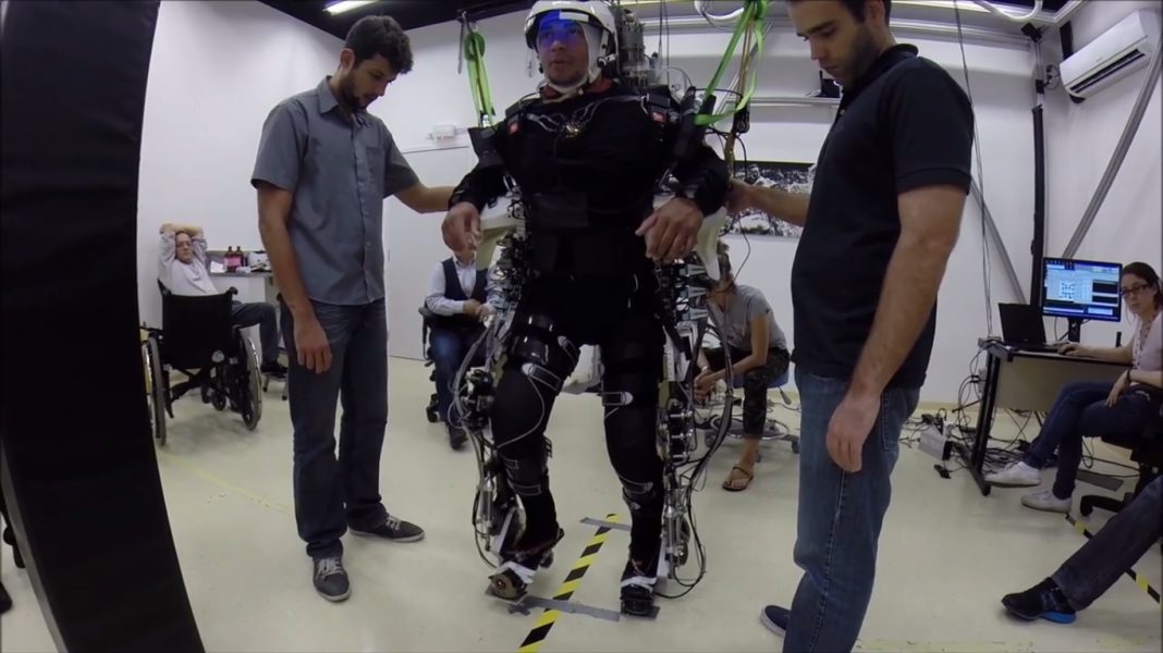 Esqueleto robótico controlado pelo cérebro permite que paraplégicos ...