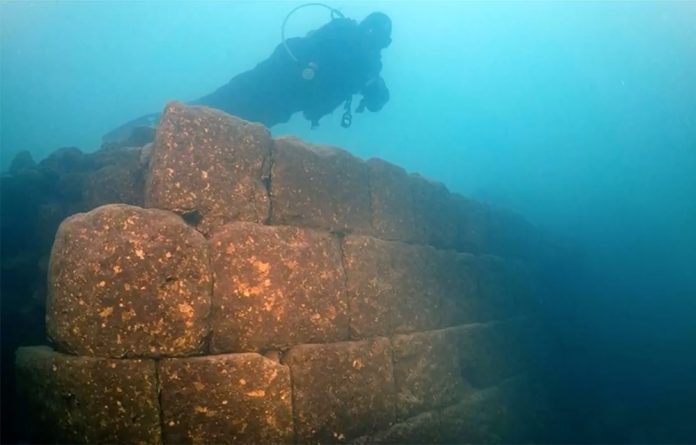 Arqueólogos descobrem um castelo de 3.000 anos submerso no maior lago ...