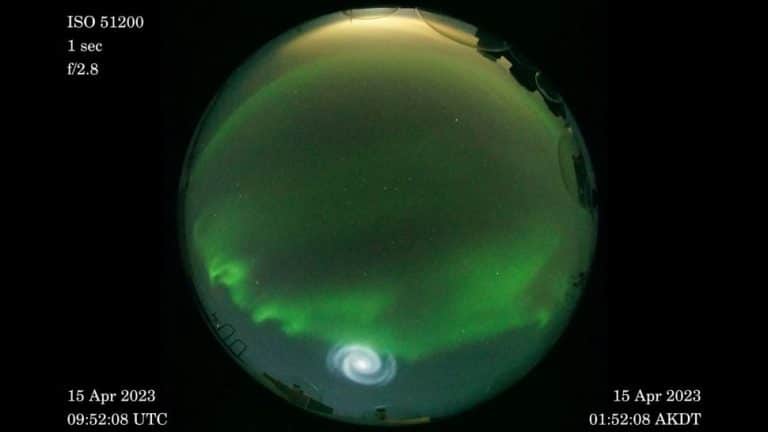 Sobre o redemoinho de luz que apareceu no céu do Alasca